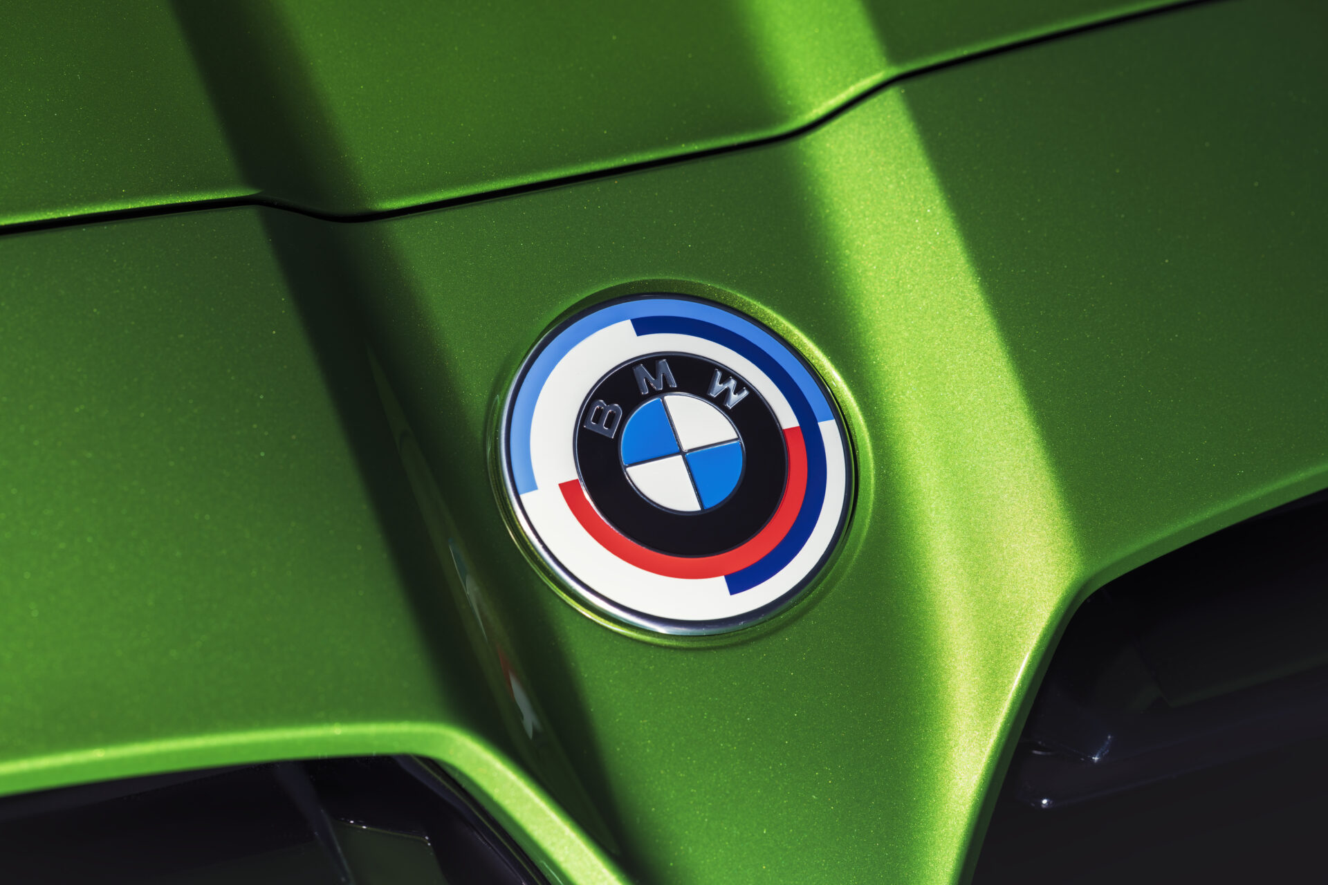 BMW M badge turns black