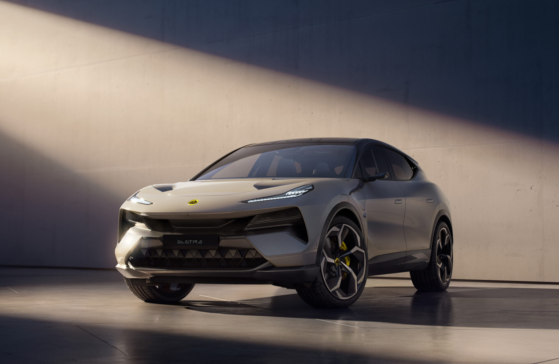 2024 Lotus Eletre R hyper SUV packs 675kW punch
