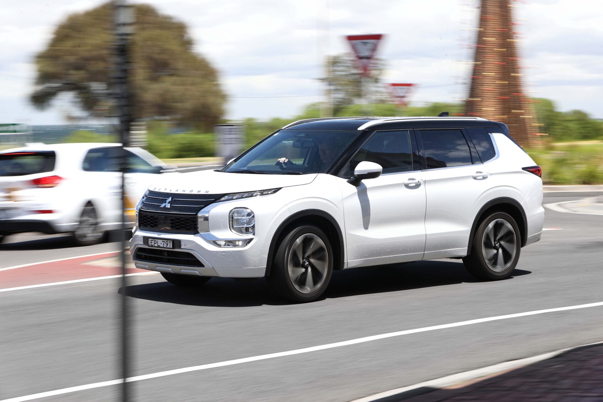 2023 Nissan X-Trail vs Mitsubishi Outlander comparison