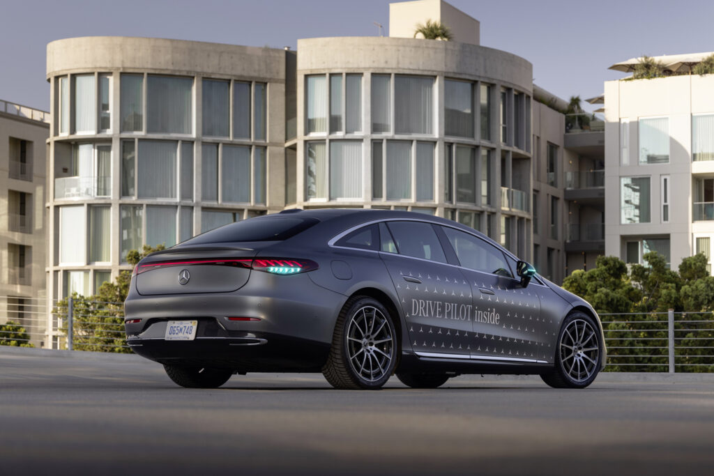 Mercedes autonomous vehicle light markers legalised in US