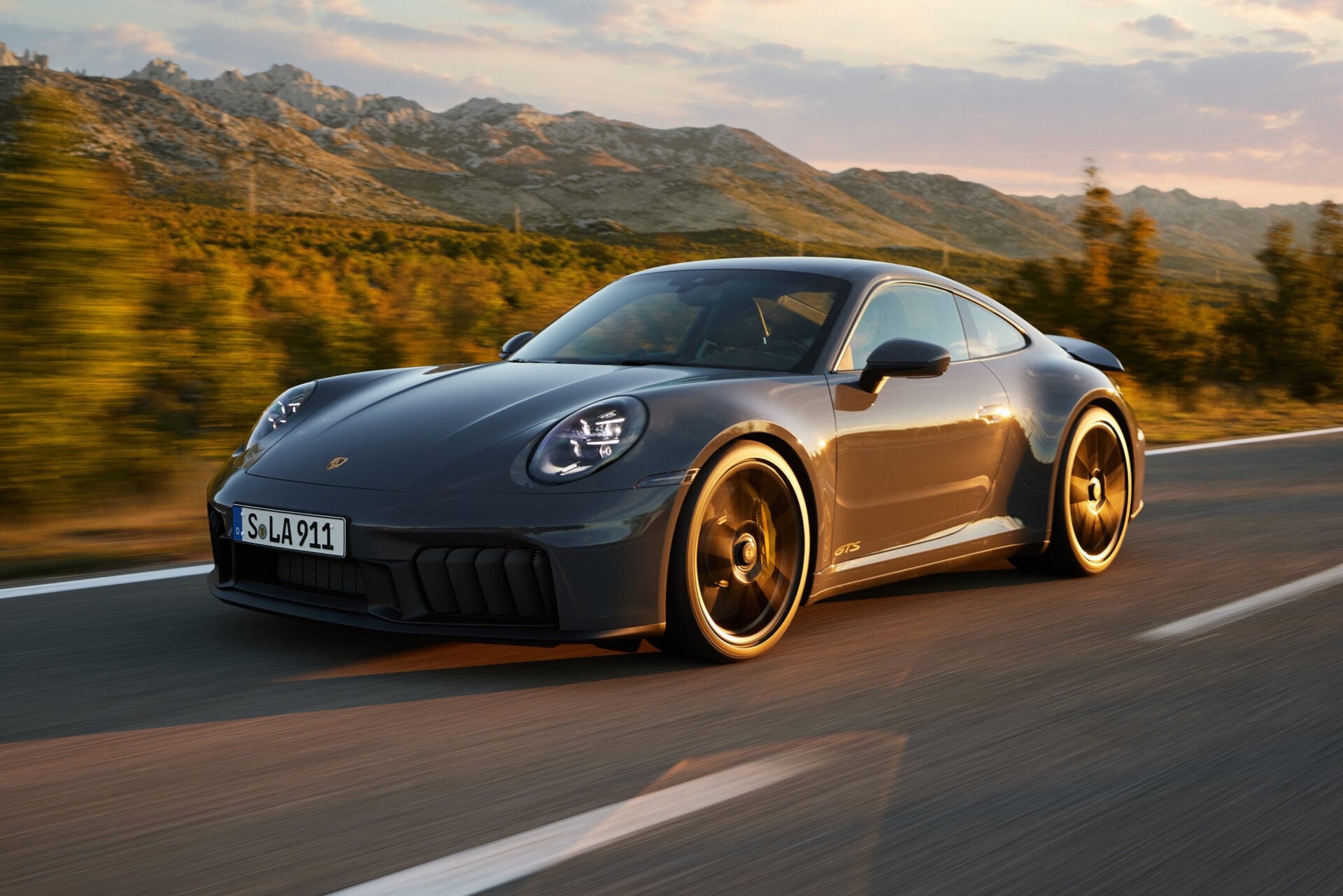 Hybrid 2025 Porsche 911 revealed in full