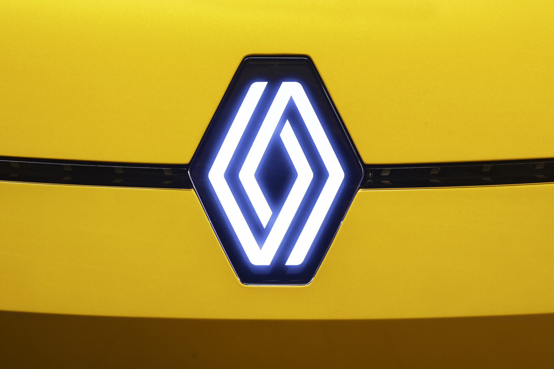 Video: Renault's new diamond logo revealed