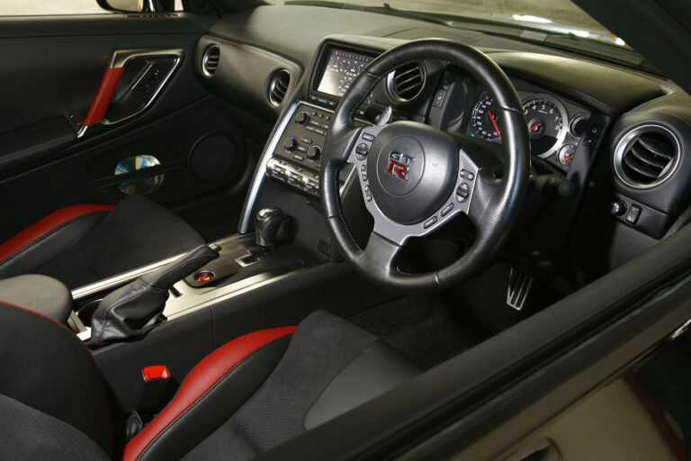 MOTOR archive 2008: Nissan R32 v R33 v R34 v R35 GT-R