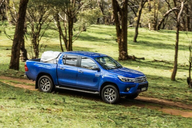 2025 Ford Ranger Sport vs Toyota Hilux SR5: Spec battle!