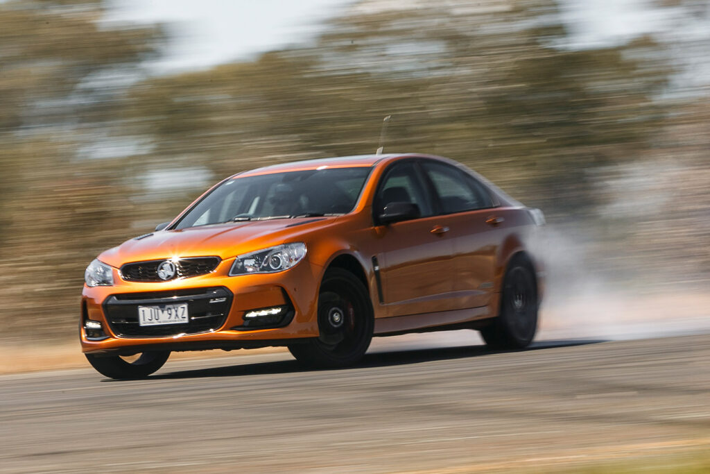 Kia Stinger 330Si vs Holden Commodore SS V
