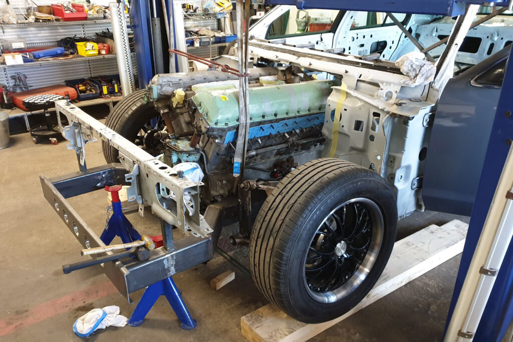 Ford Crown Vic undergoing 27-litre V12 tank engine swap