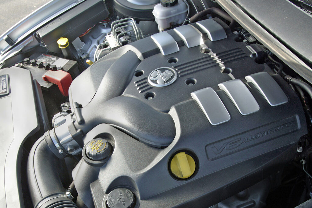 Holden Commodore SV6 vs Ford Falcon XR6 comparison review: Classic MOTOR