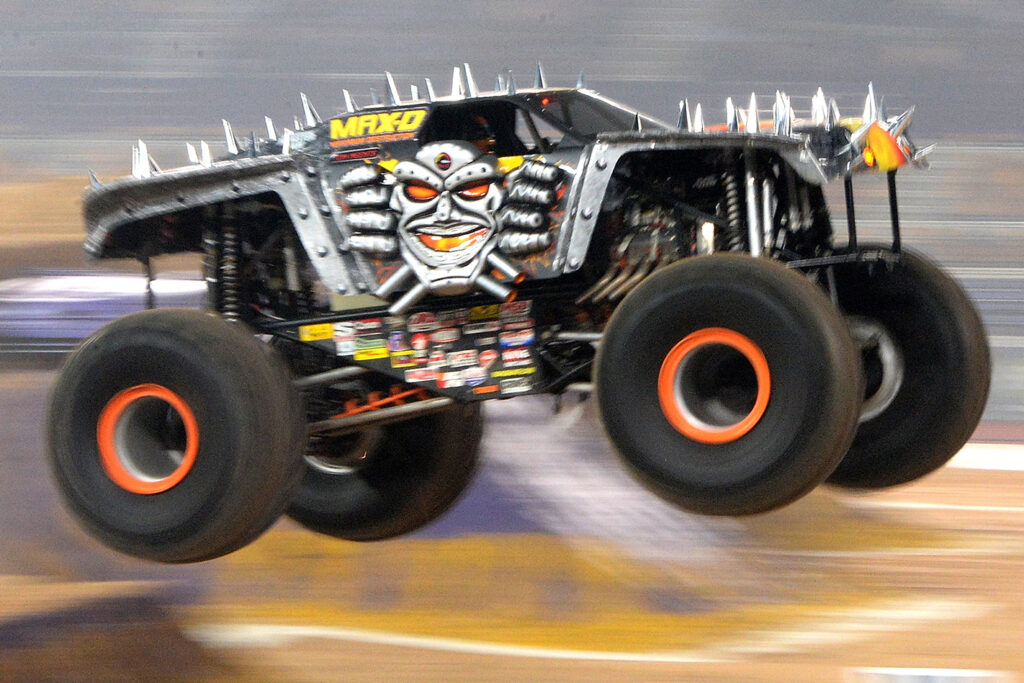 Anatomy of a Monster Truck: the 1118kW beasts you pilot peering through ...