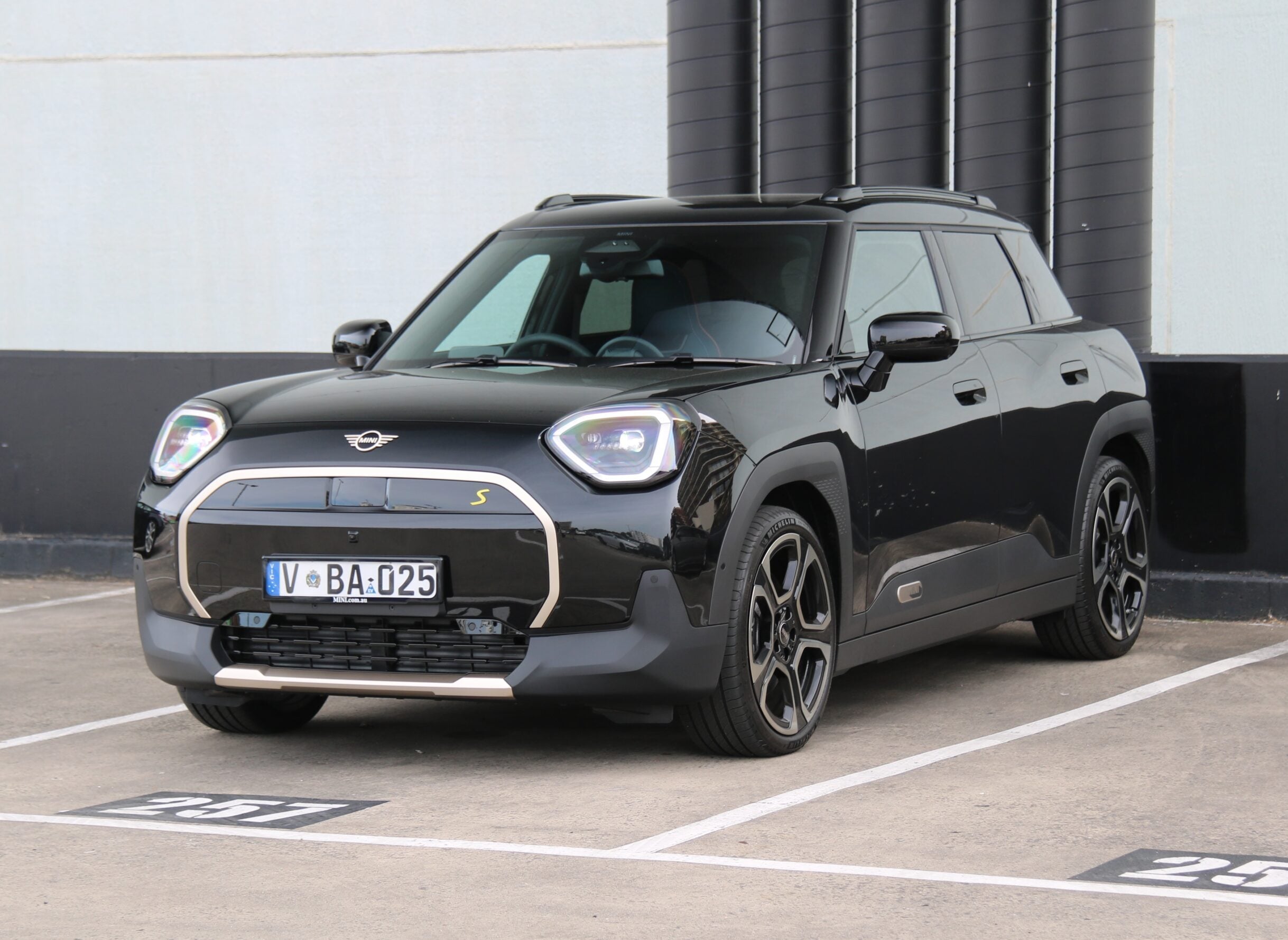2025 Mini Aceman SE Review: Small electric SUV short on space but great ...