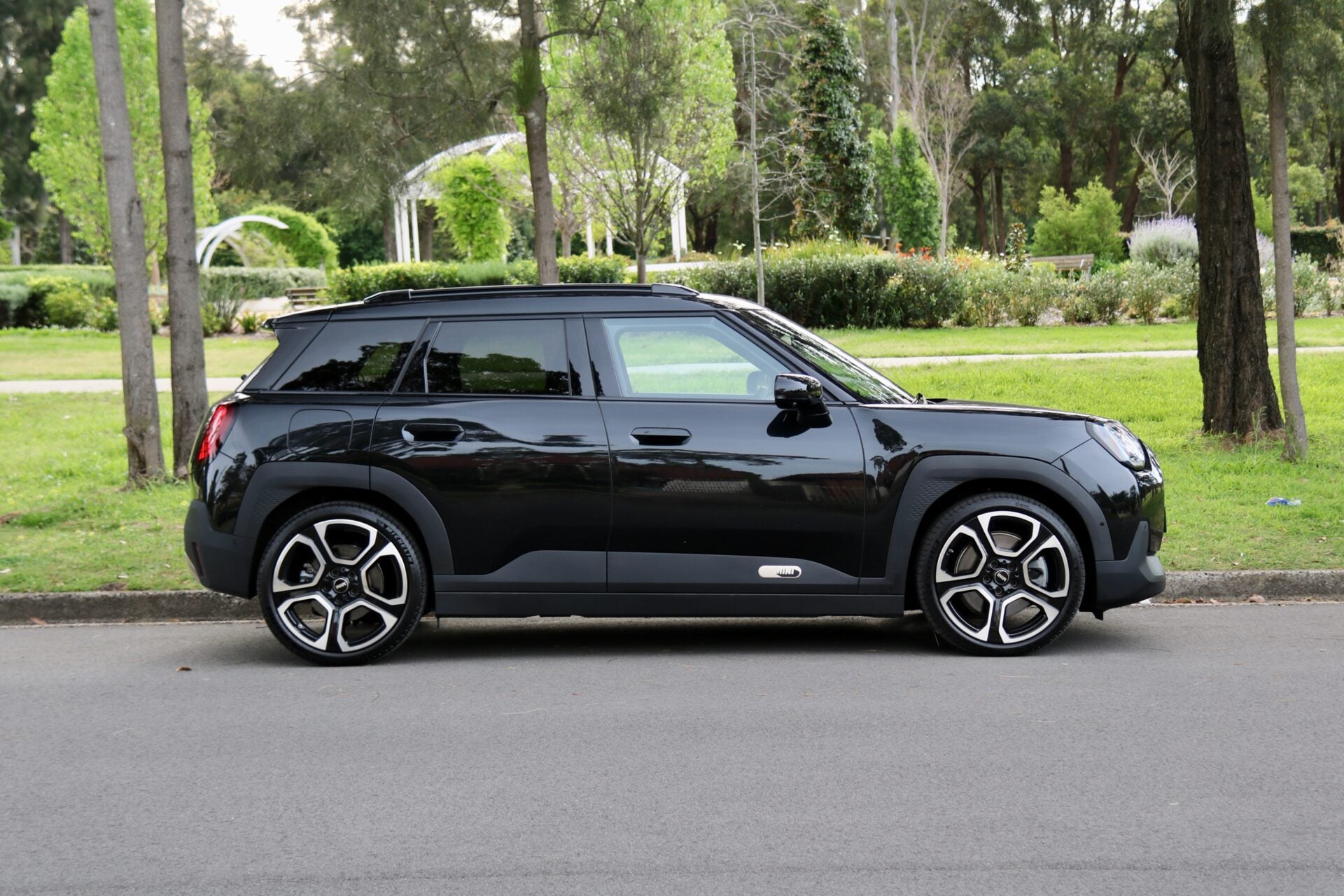 2025 Mini Aceman SE Review: Small electric SUV short on space but great ...