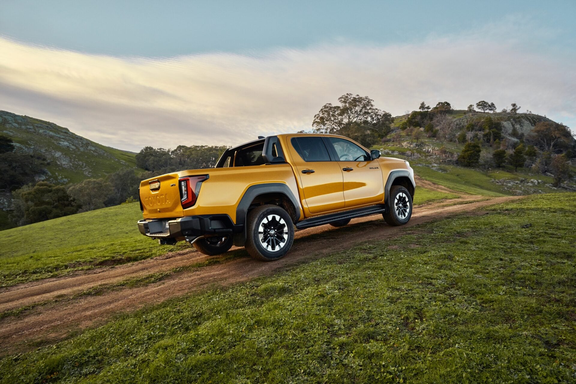 2026 Toyota HiLux revealed! Discover all the details on the new-gen ...